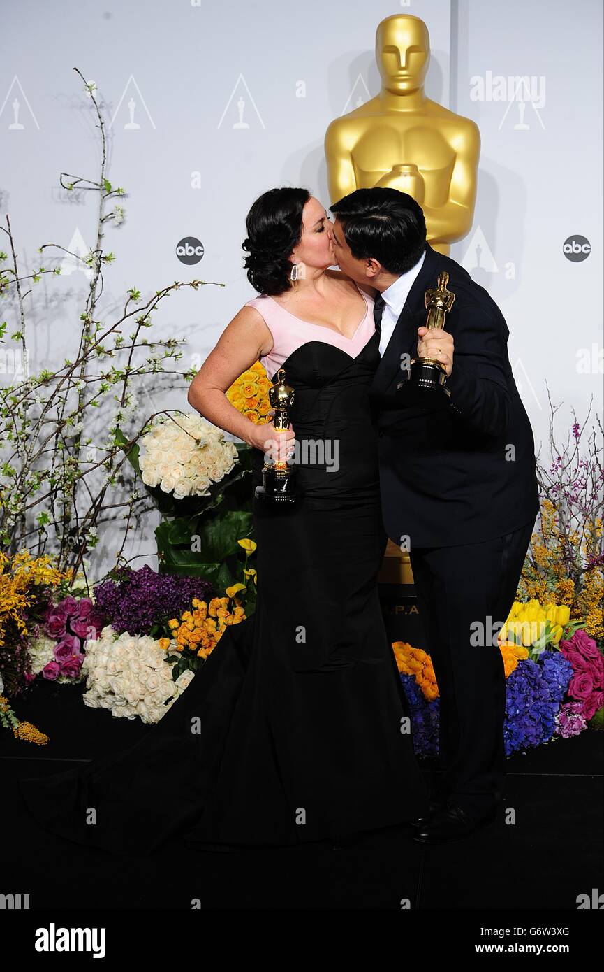 Robert Lopez and Kristen Anderson-Lopez with the award for Best ...