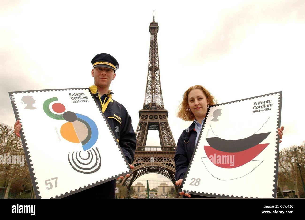 Royal Mail's Chris Long (left) tastes life as a French postman in Paris ...