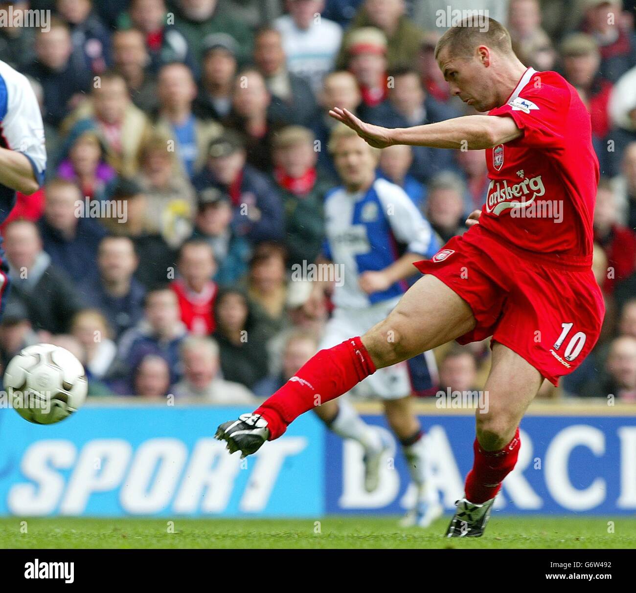 Michael owen liverpool scoring hi-res stock photography and images - Alamy