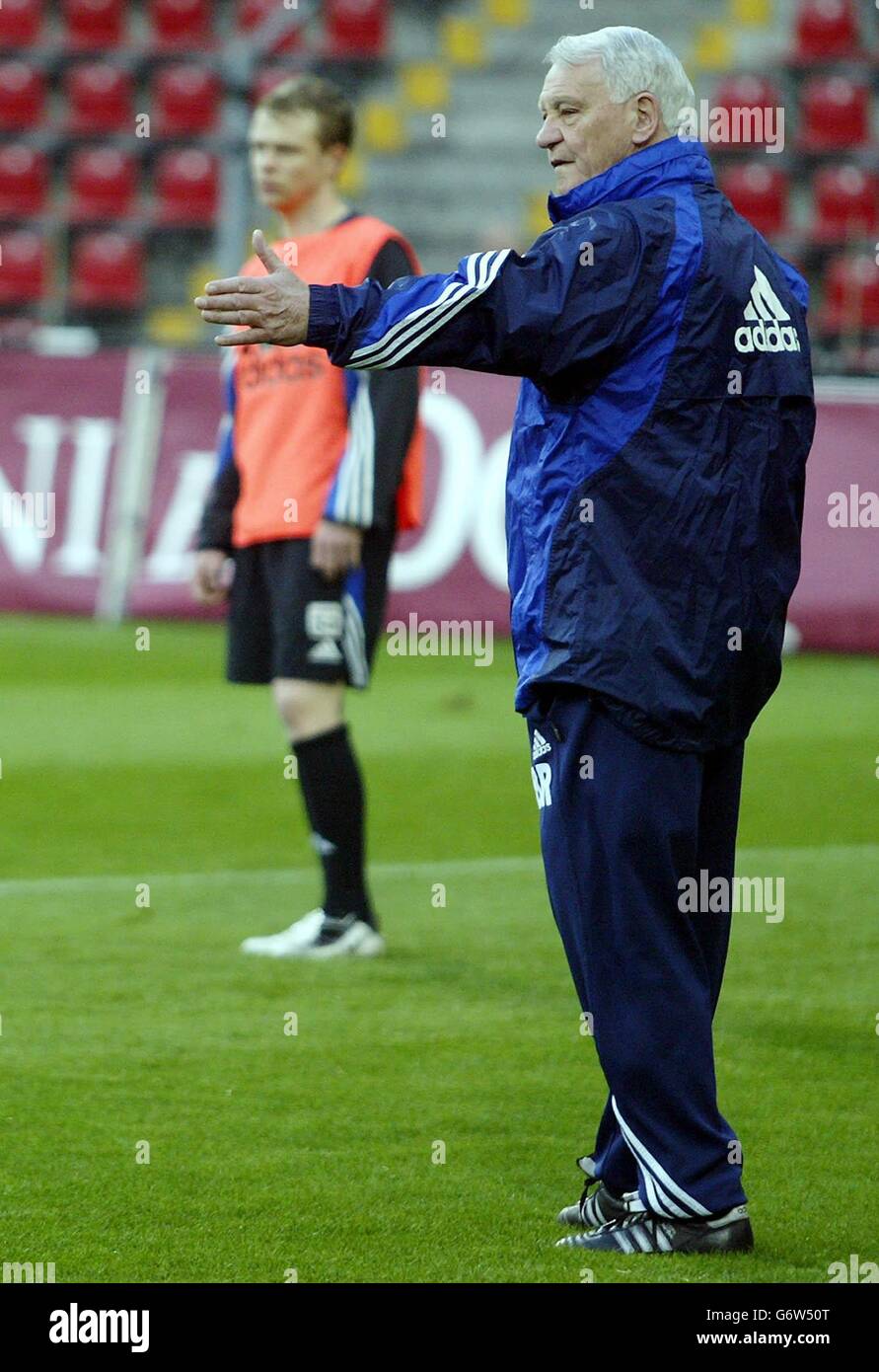 Newcastle manager bobby robson at training hi-res stock photography and ...