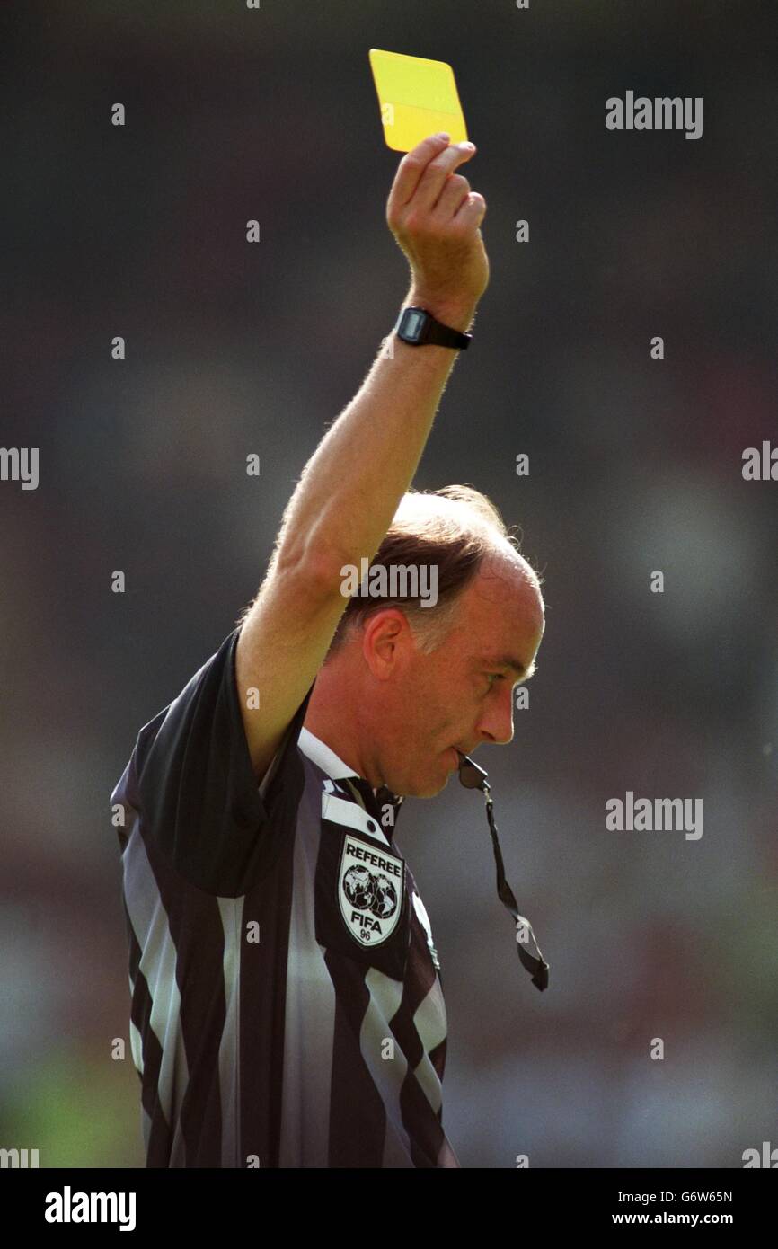 Soccer ... Wimbledon v Manchester United. Referee David Elleray Stock ...