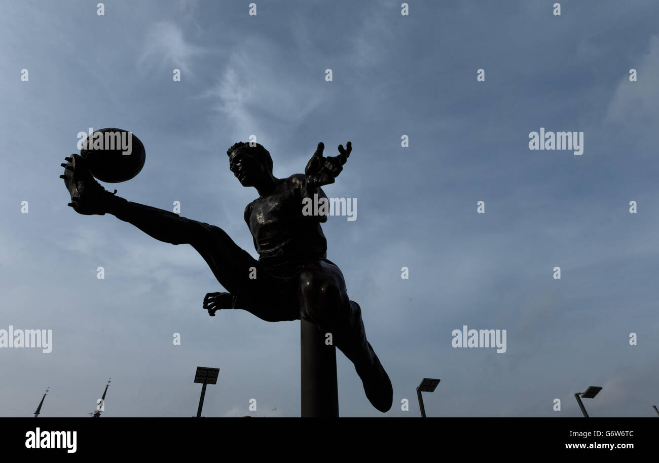 The statue of dennis bergkamp outside the emirates stadium hi-res stock ...