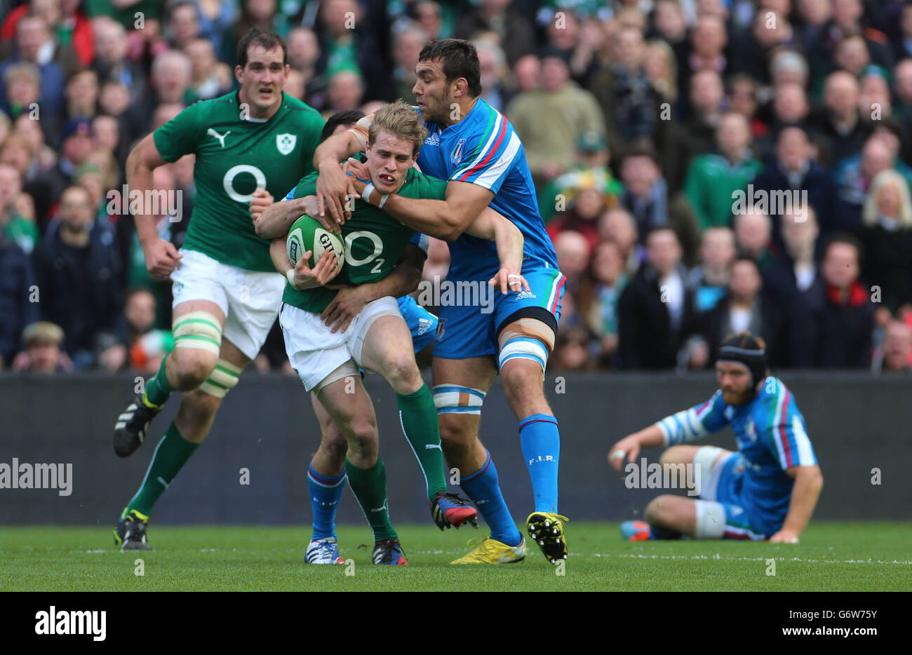 Ireland's Andrew Trimble and Italy's Quentin Geldenhuys during the RBS ...
