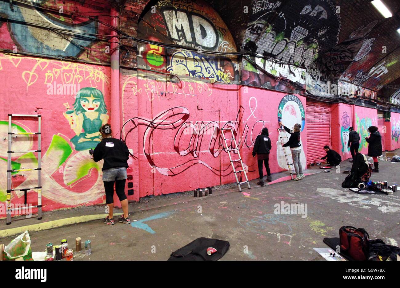 Graffiti mural record attempt. Graffiti artists attempt to create the ...