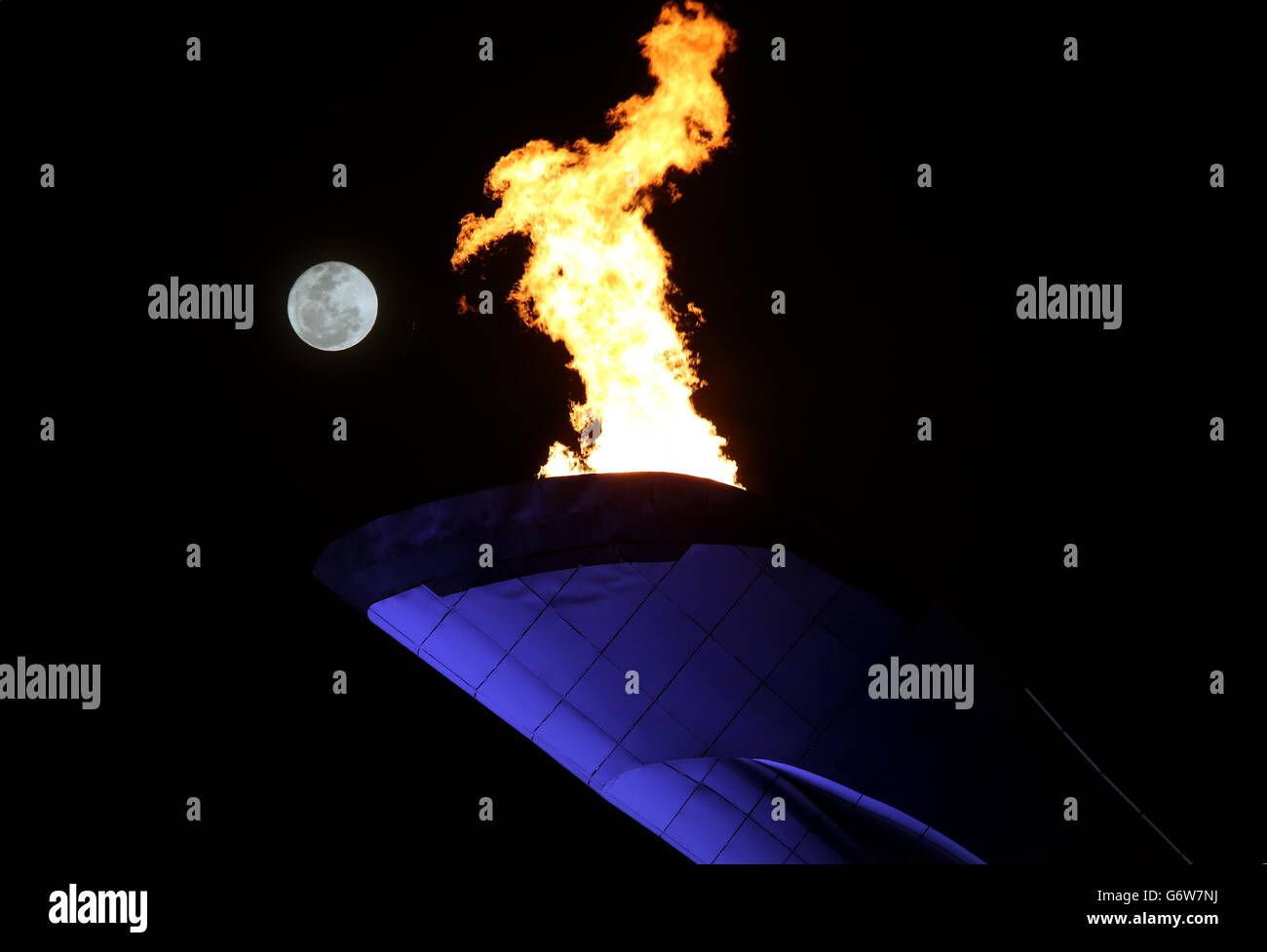 Winter olympics 2014 torch hi-res stock photography and images - Alamy