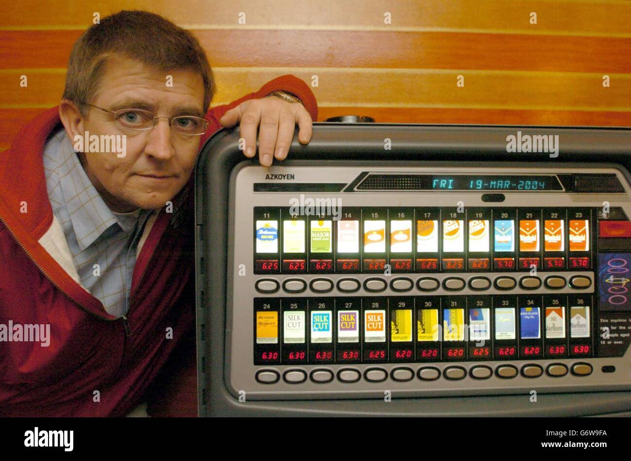 Cigarette machine pub hi-res stock photography and images - Alamy