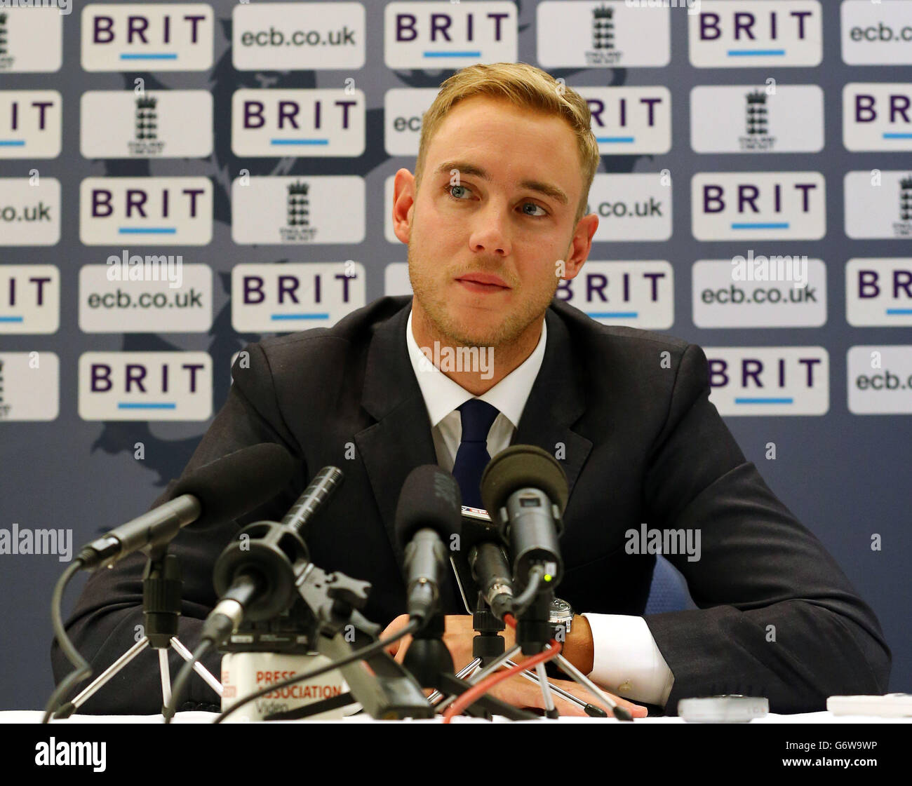 England captain stuart broad media conference hilton hotel hi-res stock ...
