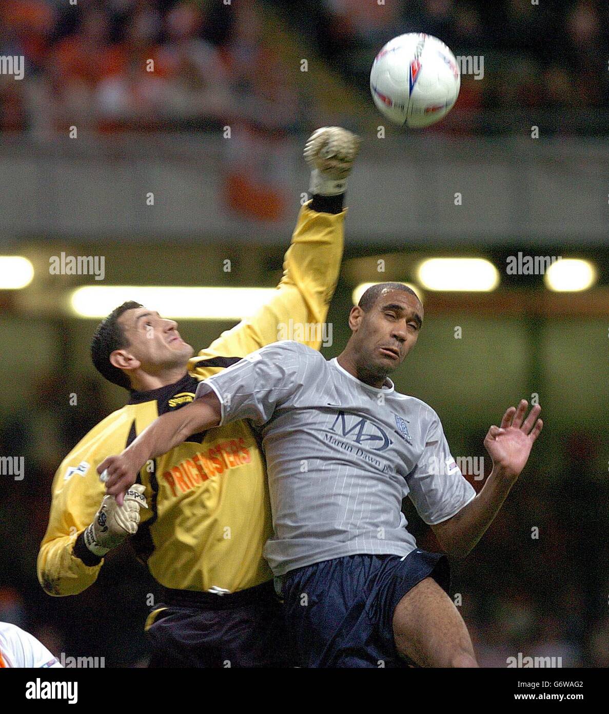 Blackpool goalkeeper lee jones hi-res stock photography and images - Alamy