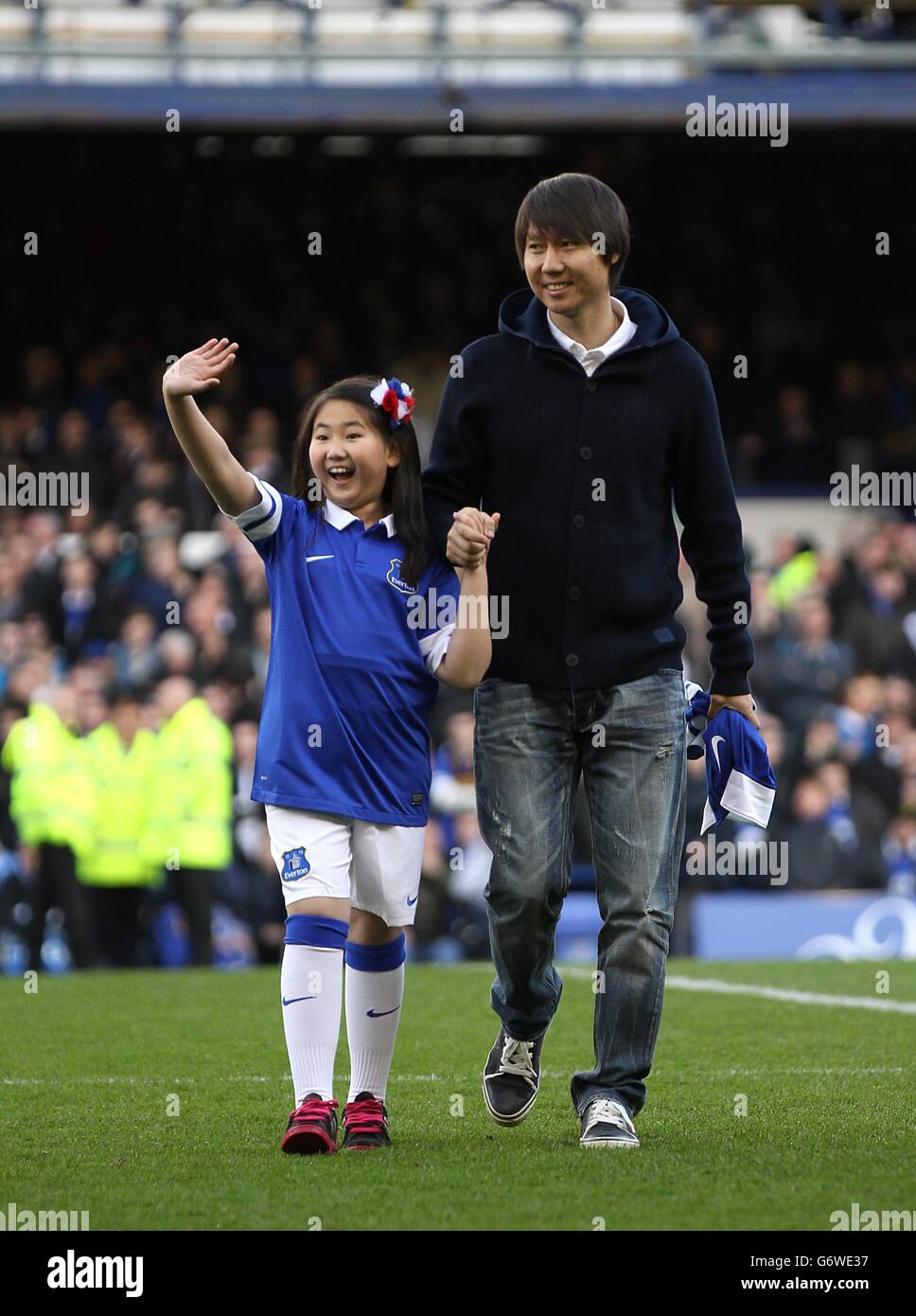 Former Everton footballer Li Tie on the pitch at half-time Stock Photo ...