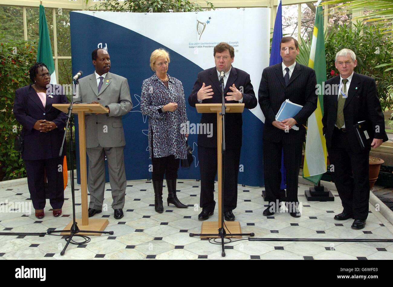 Leonard simoa speaking press hi-res stock photography and images - Alamy