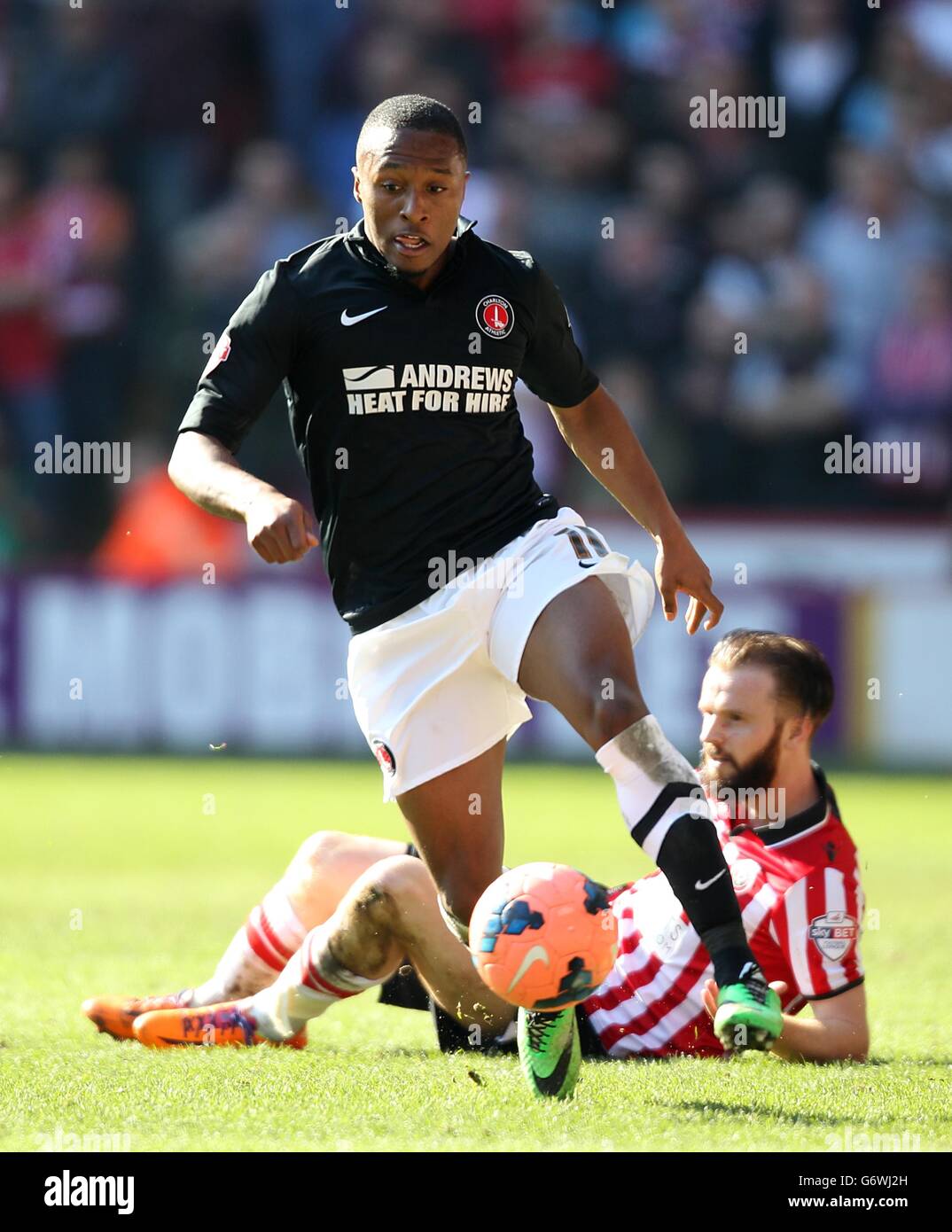 Charlton Athletic's Callum Harriott (left) and Sheffield United's John ...
