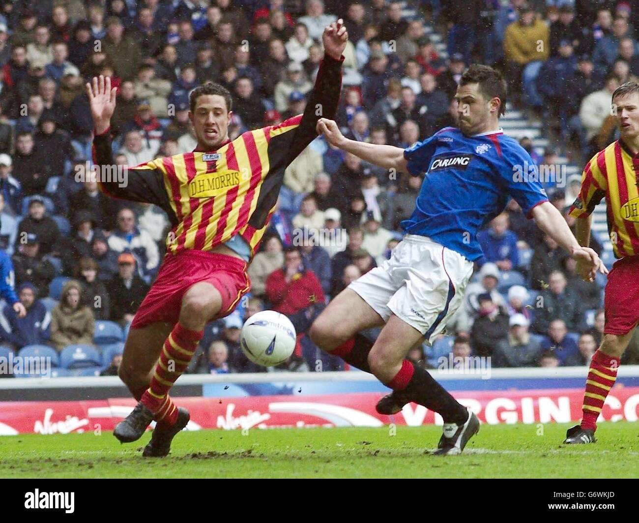 Steven Thompson (right) of Glasgow Rangers elludes the Partick Thistle ...