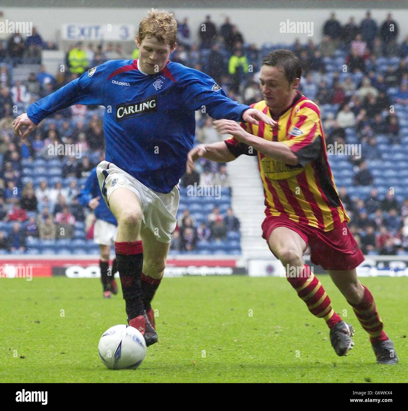 Sport football action chris burke david rowson hi-res stock photography ...