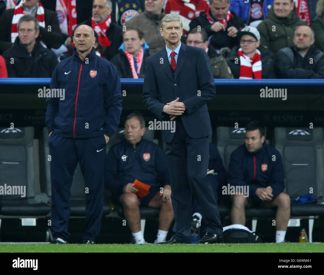 Assistant manager steve bould and manager arsene wenger hi-res stock ...