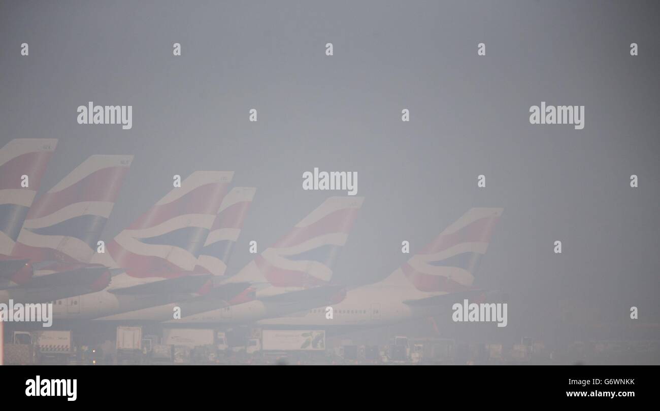 Planes on the airport apron hi-res stock photography and images - Alamy