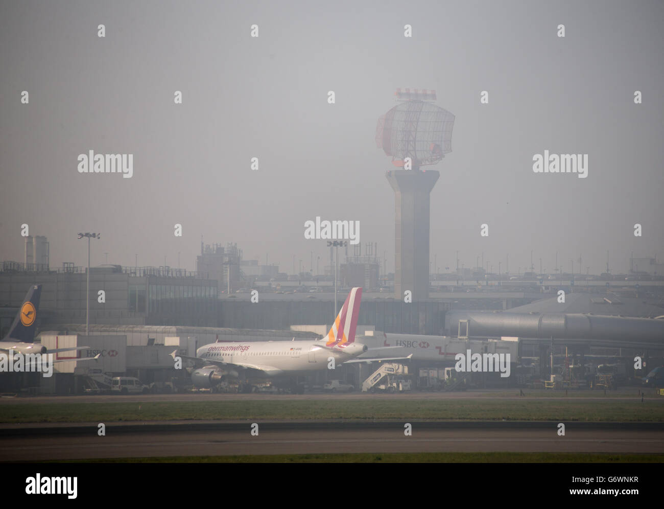 Planes on apron heathrow airport hi-res stock photography and images ...
