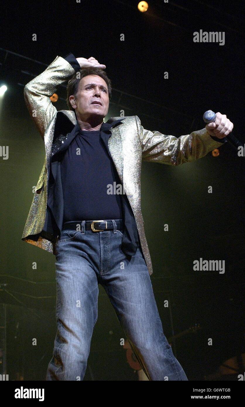 Singer sir cliff richard onstage hi-res stock photography and images ...