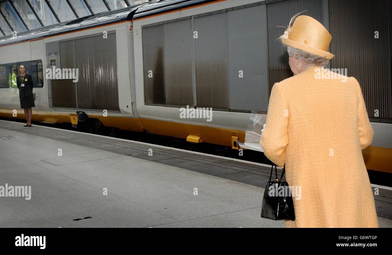 Queen elizabeth ii arrives train hi-res stock photography and images ...