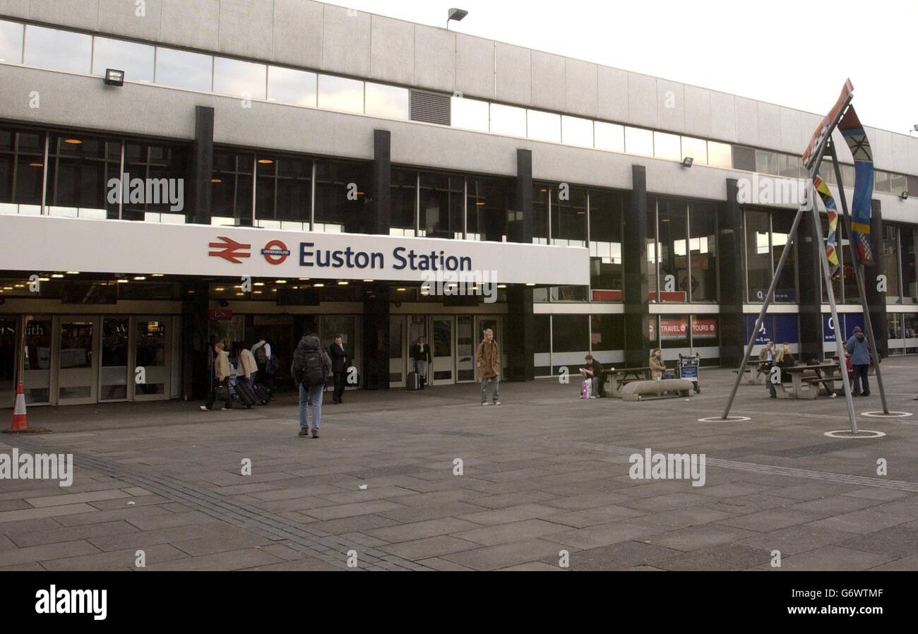 Londons railway stations hi-res stock photography and images - Alamy