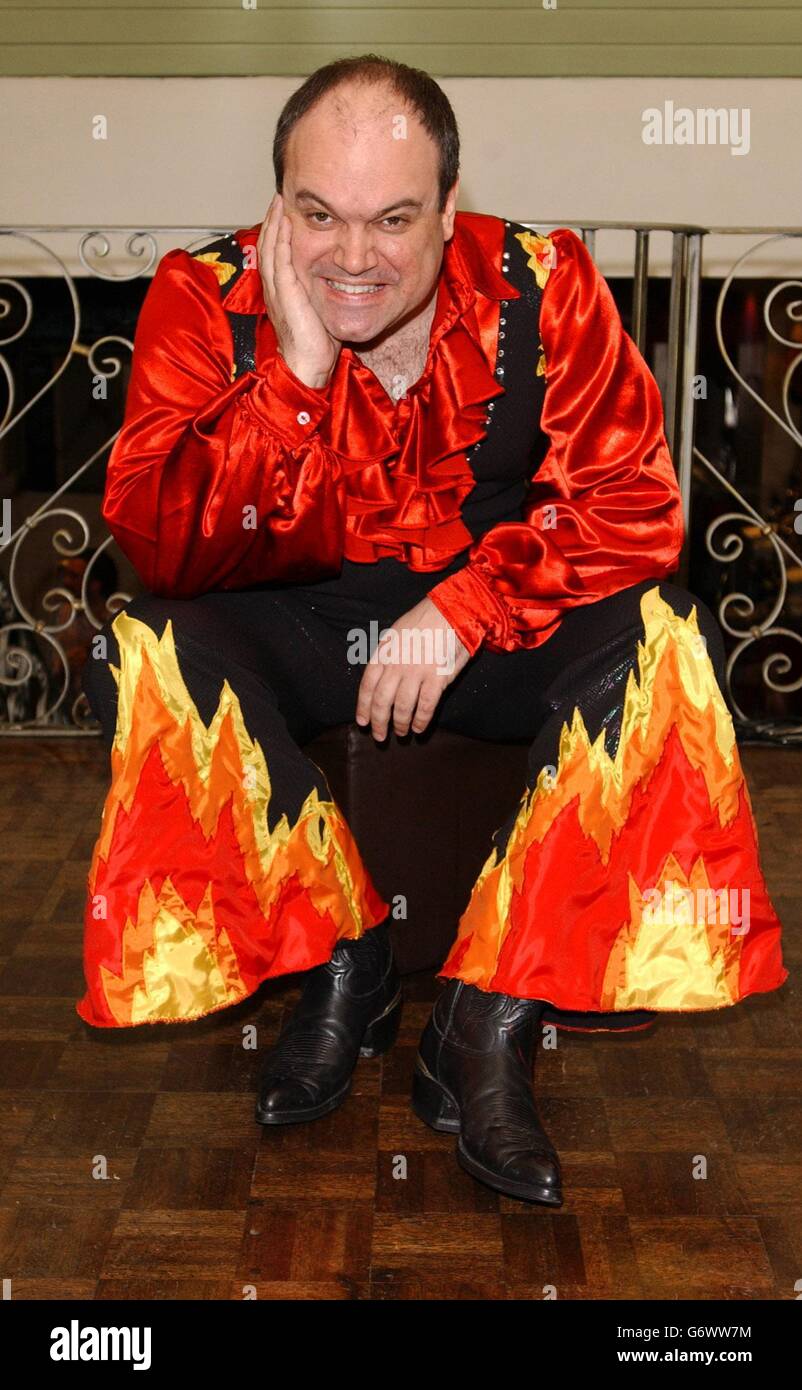 Former eastenders actor shaun williamson poses hi-res stock photography ...