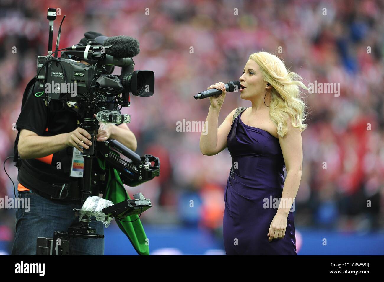 Louise Dearman sings the national anthem before kick-off Stock Photo ...