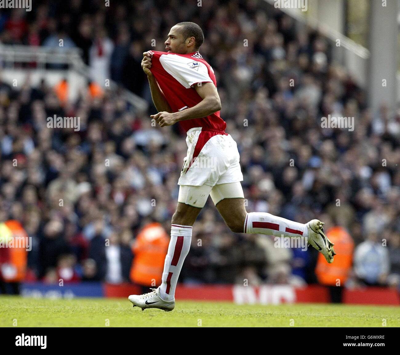 Arsenal liverpool badge hi-res stock photography and images - Alamy
