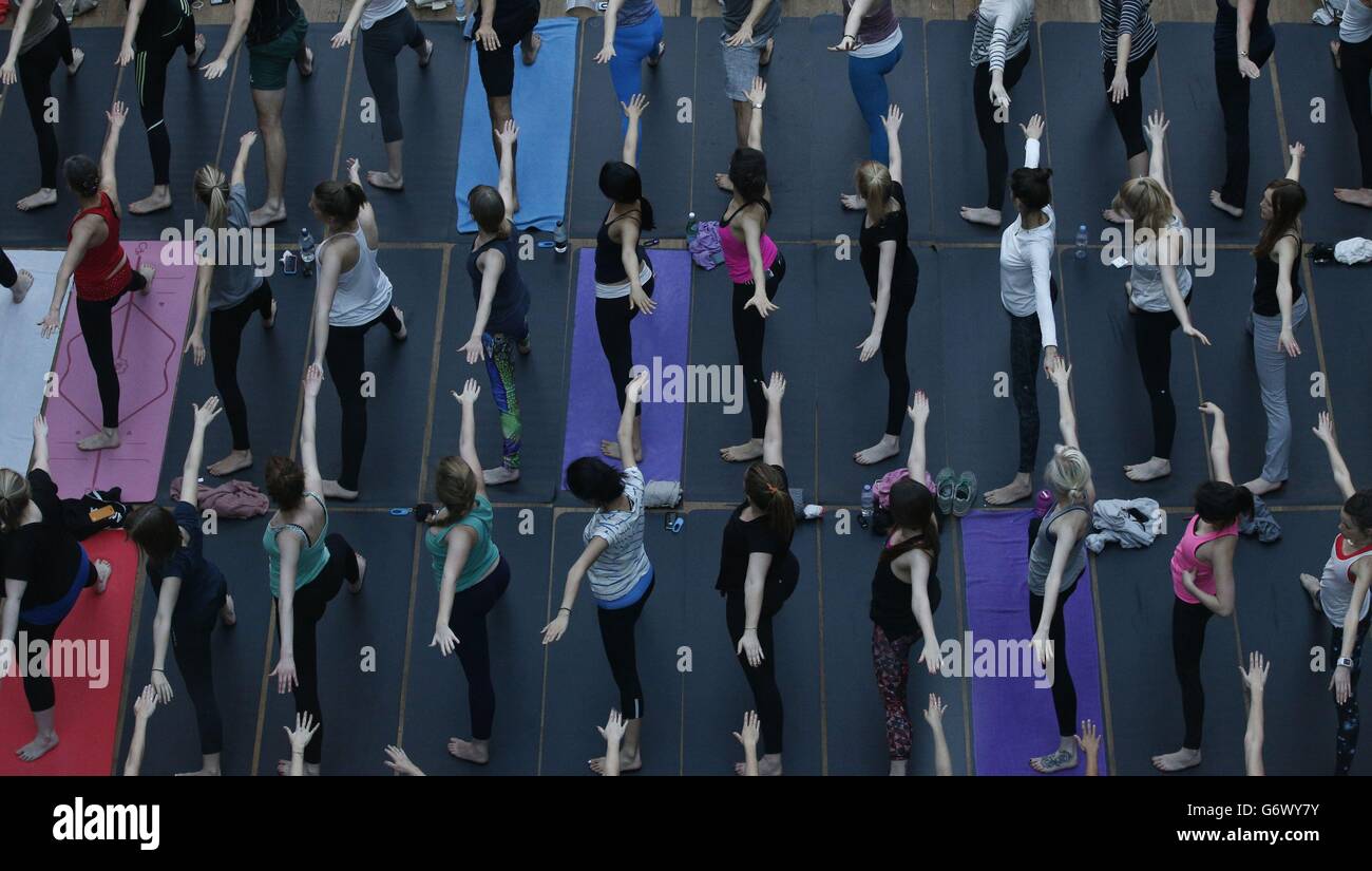 Mass yoga class Stock Photo - Alamy