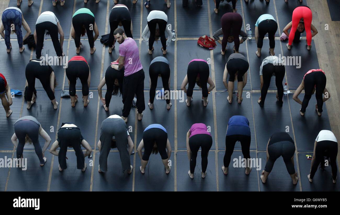 Mass yoga class Stock Photo - Alamy