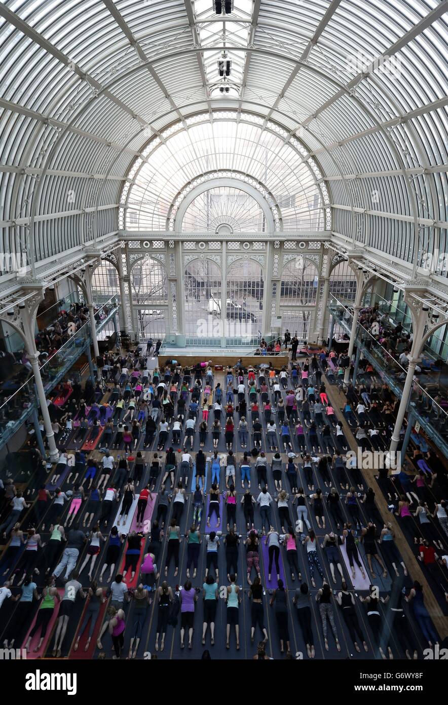 Yoga mass class hi-res stock photography and images - Alamy