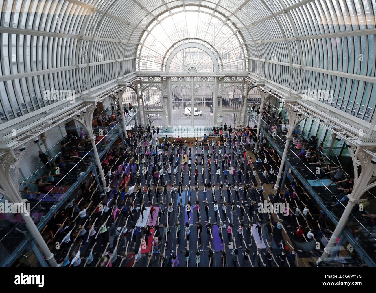 Mass yoga class Stock Photo - Alamy