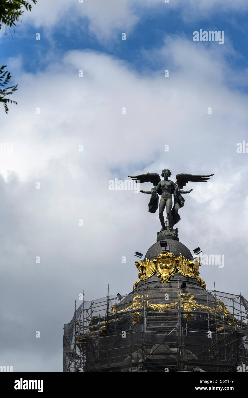 The Metropolis building, statue, of the phoenix, Madrid city, Spain ...