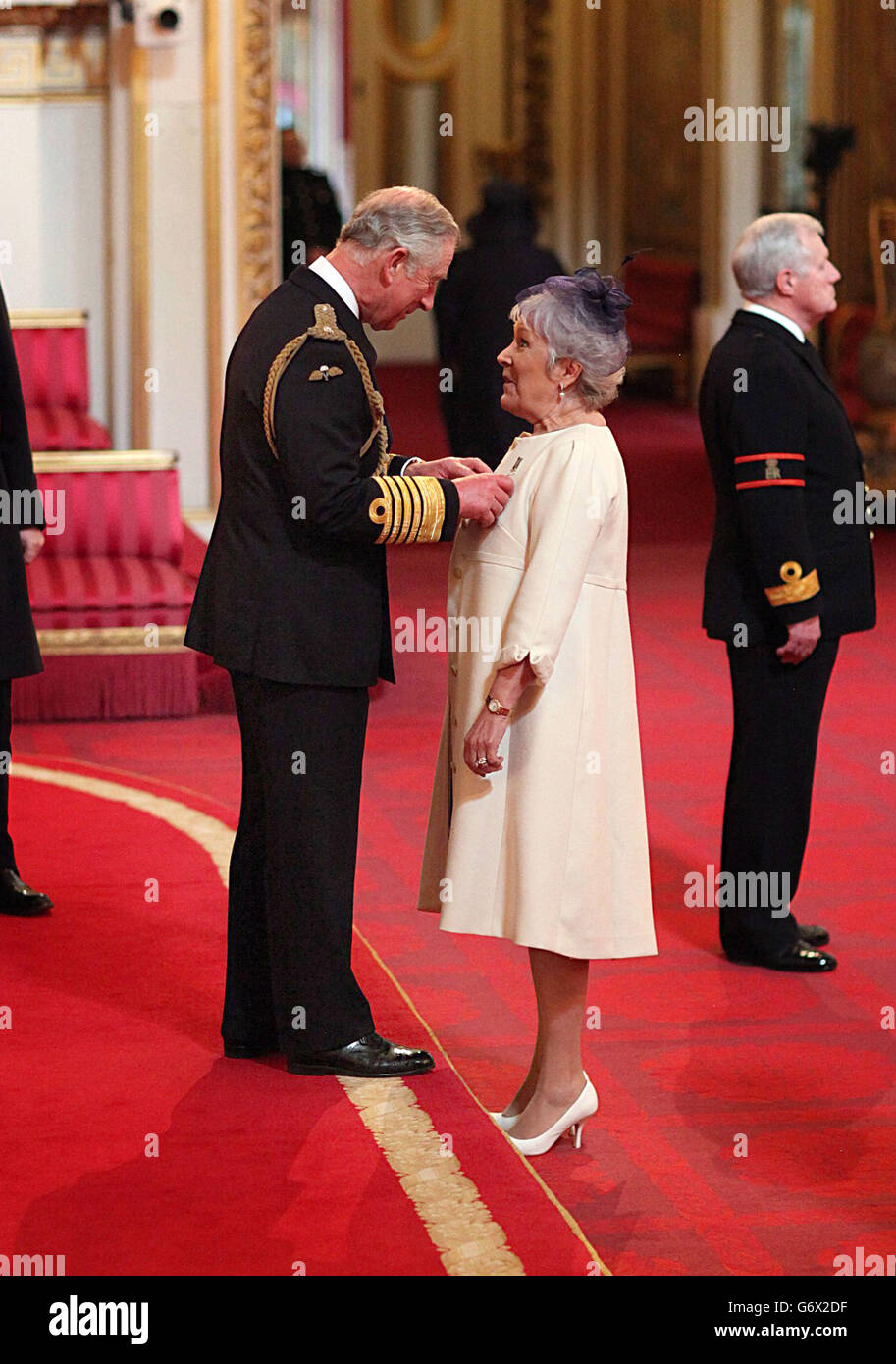 Actress Lynda Bellingham is made an OBE (Officer of the Order of the ...