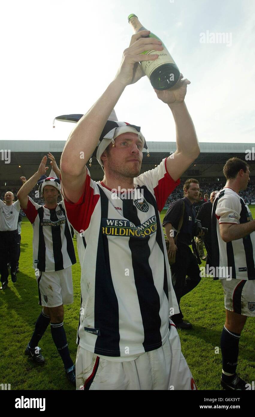 Sport football action celebrating promotion geoff horsfield hi-res ...