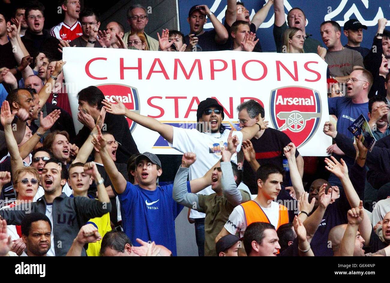 Arsenal fans celebrate in the stands hi-res stock photography and ...