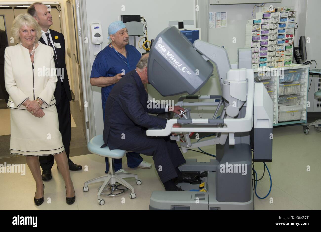 The Prince of Wales and The Duchess of Cornwall look at the 'da Vinci ...