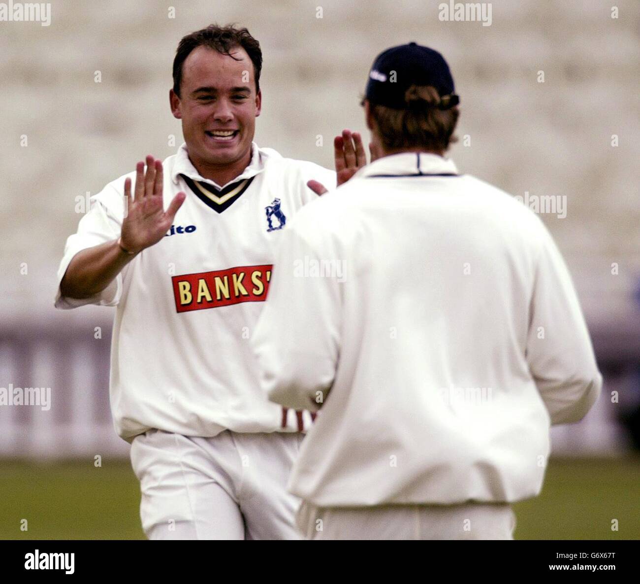 Warwickshire's Neil Carter (left) celebrates with captain Nick Knight ...