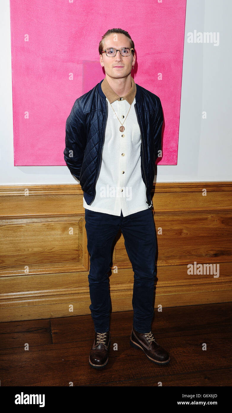 Full length celebrity showbiz music hi-res stock photography and images ...