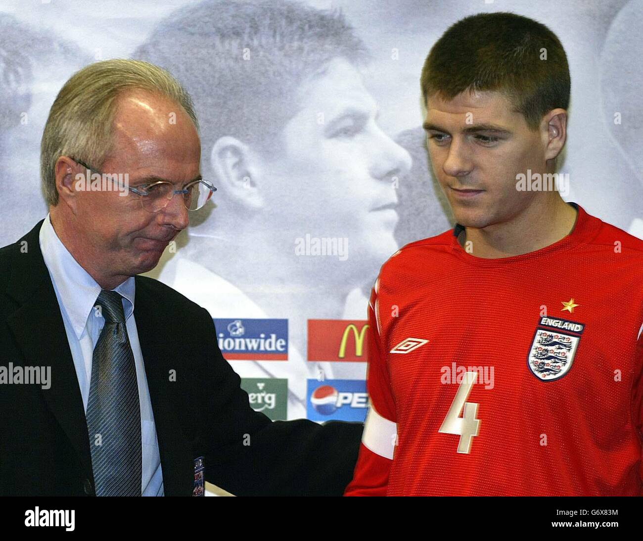 England captain armband hi-res stock photography and images - Alamy