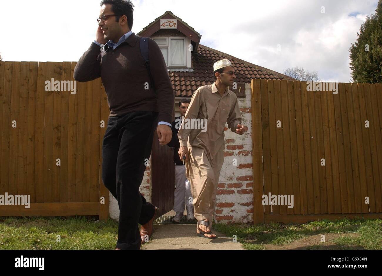 At langley green mosque in crawley hi-res stock photography and images ...