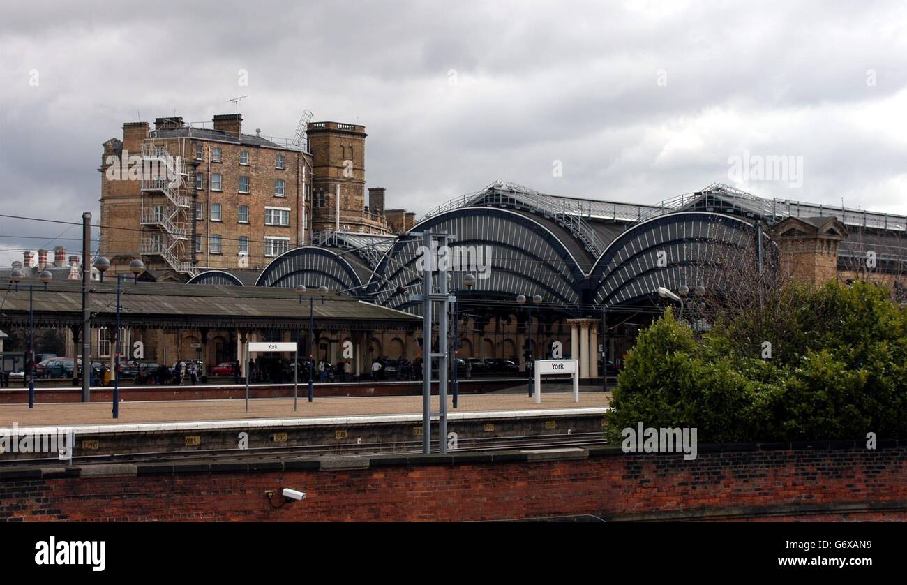 York railway station hi-res stock photography and images - Alamy
