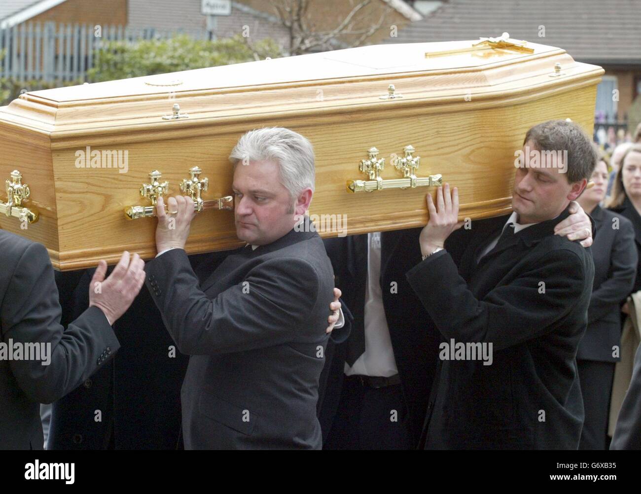 Human interest mourners mourning funeral hi-res stock photography and ...