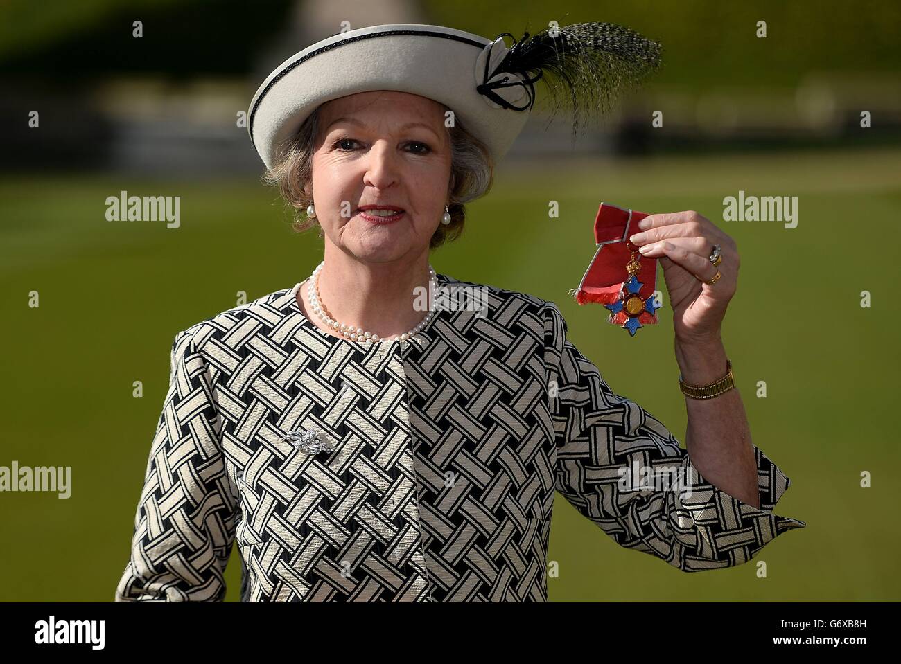 Penelope keith hi-res stock photography and images - Alamy