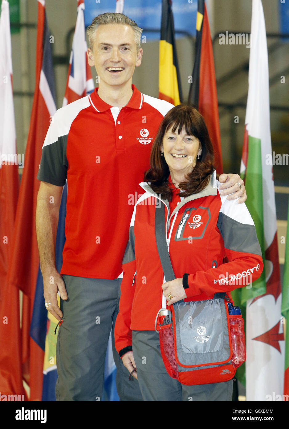 Volunteers Tony Wilson and Felicity Bryant unveil the Glasgow 2014 ...