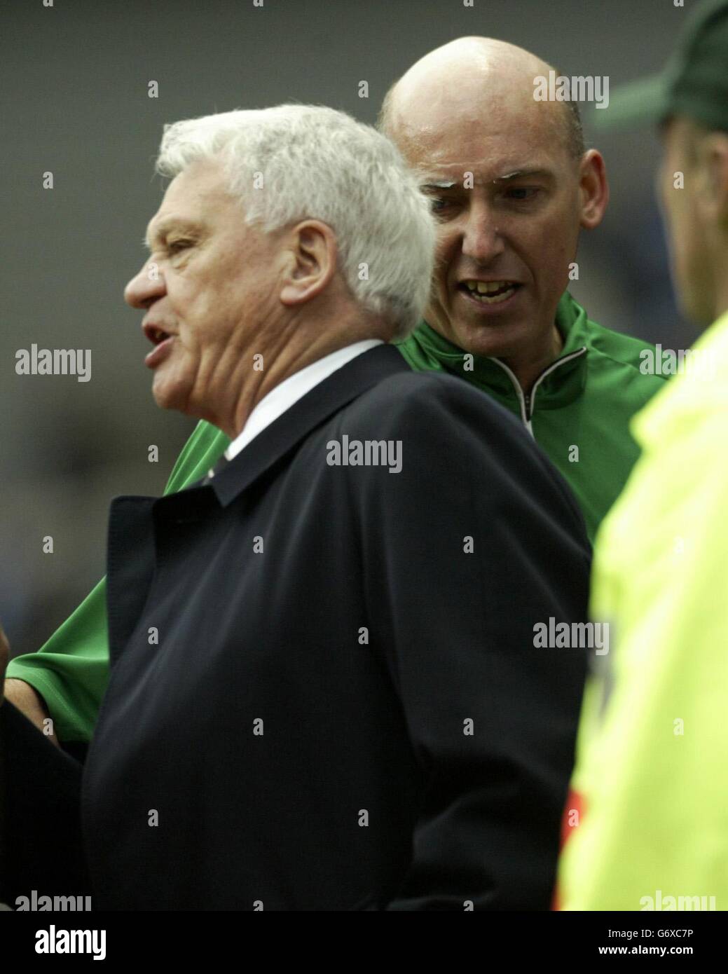 Football manager referee arguing hi-res stock photography and images ...