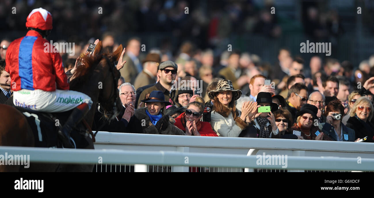 Horseracing horses races crowd fans spectators hi-res stock photography ...