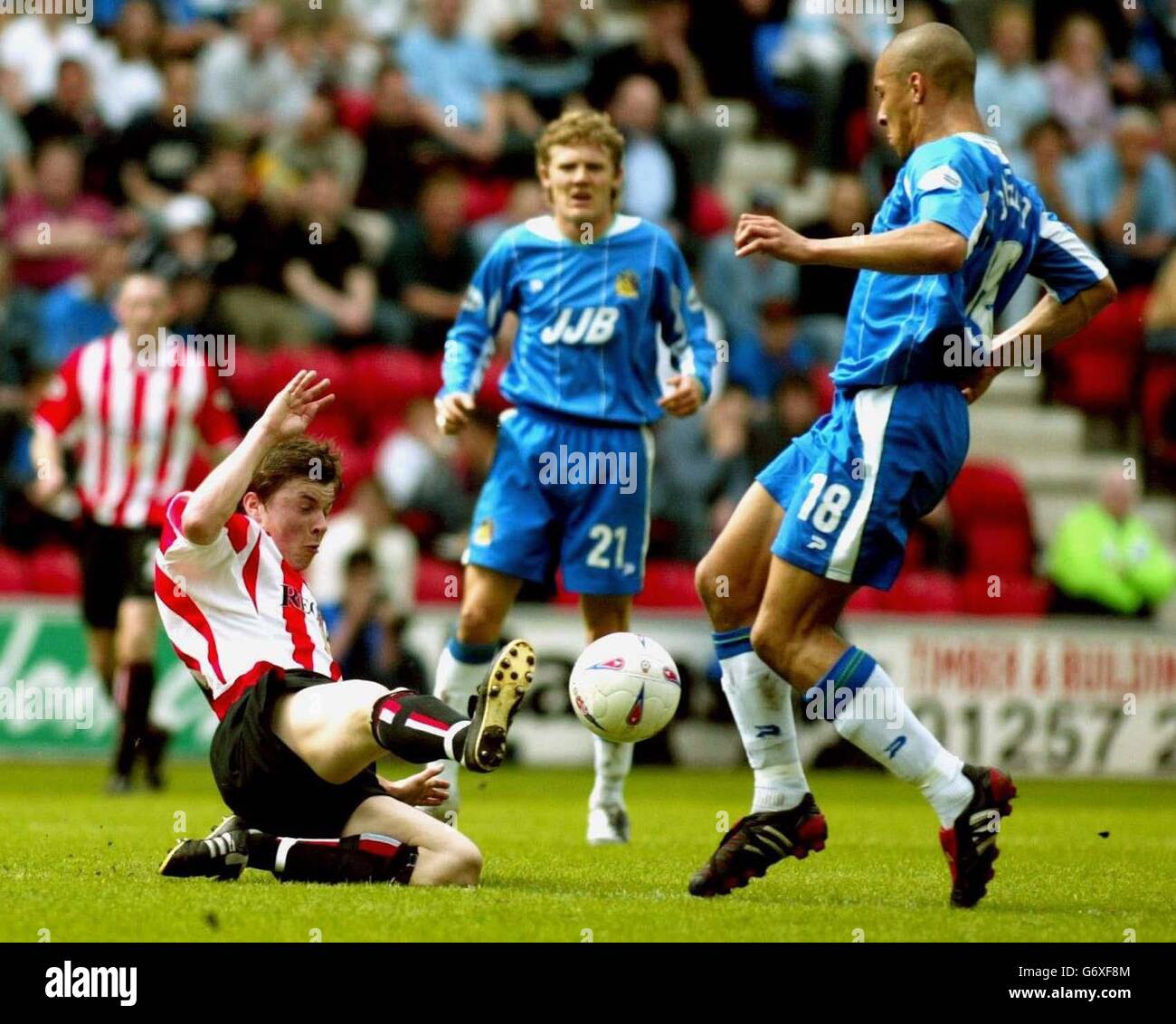 Sunderland's John Oster (L) challenges Jason Jarrett of Wigan Athletic ...
