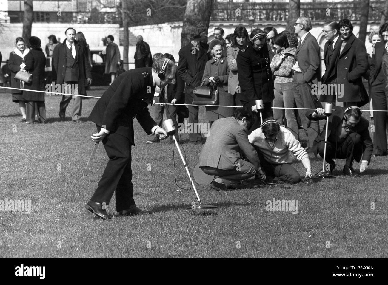 Crime - Princess Anne Kidnap Attempt - Police Search St James's Park ...