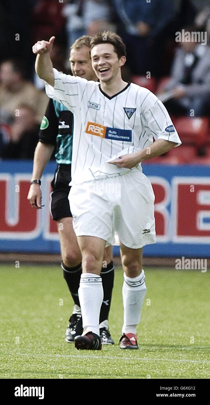 Sport football celebrating thumbs up derek young hi-res stock ...