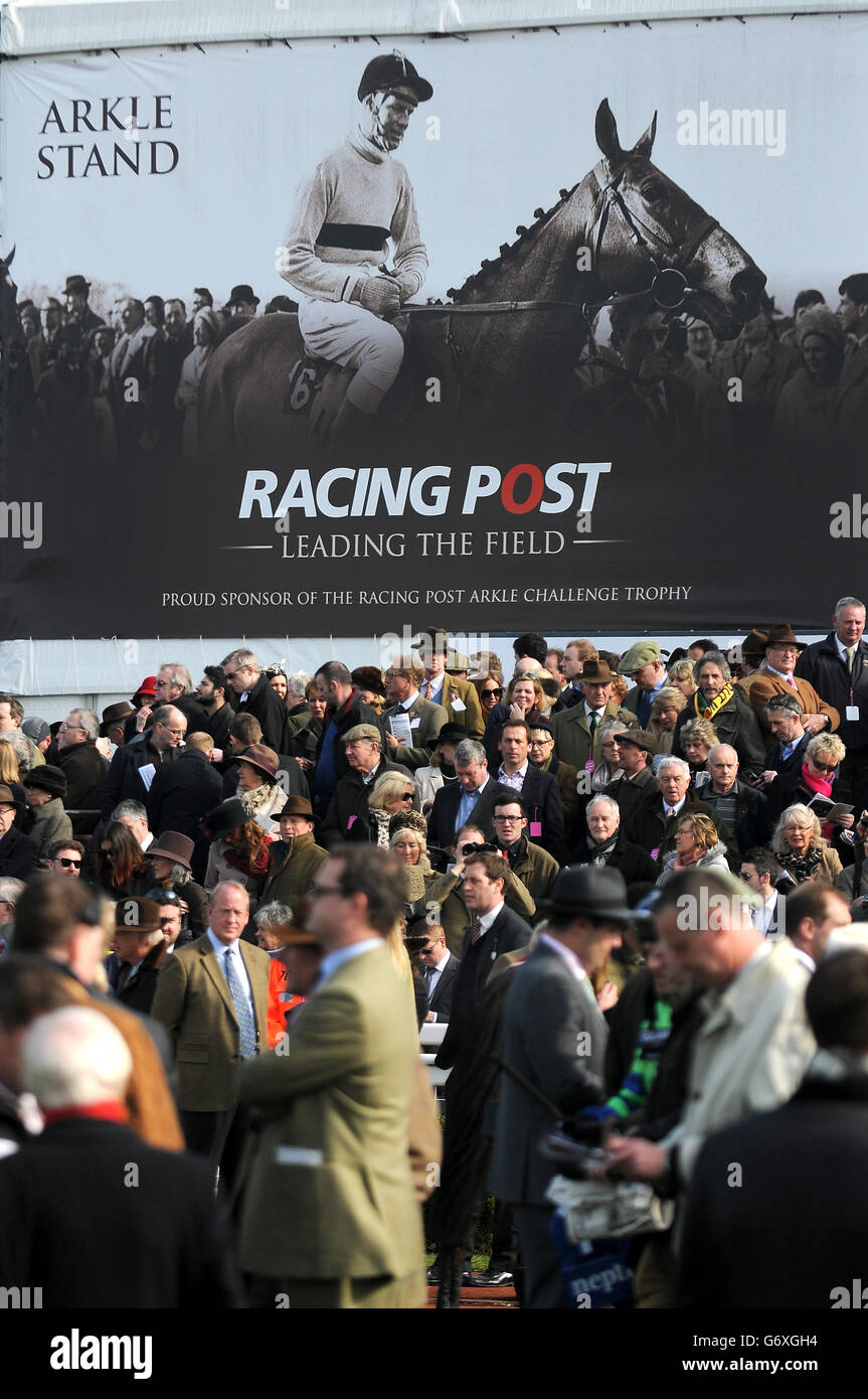 Horseracing horses races ladies general view gv sign signage hi-res ...
