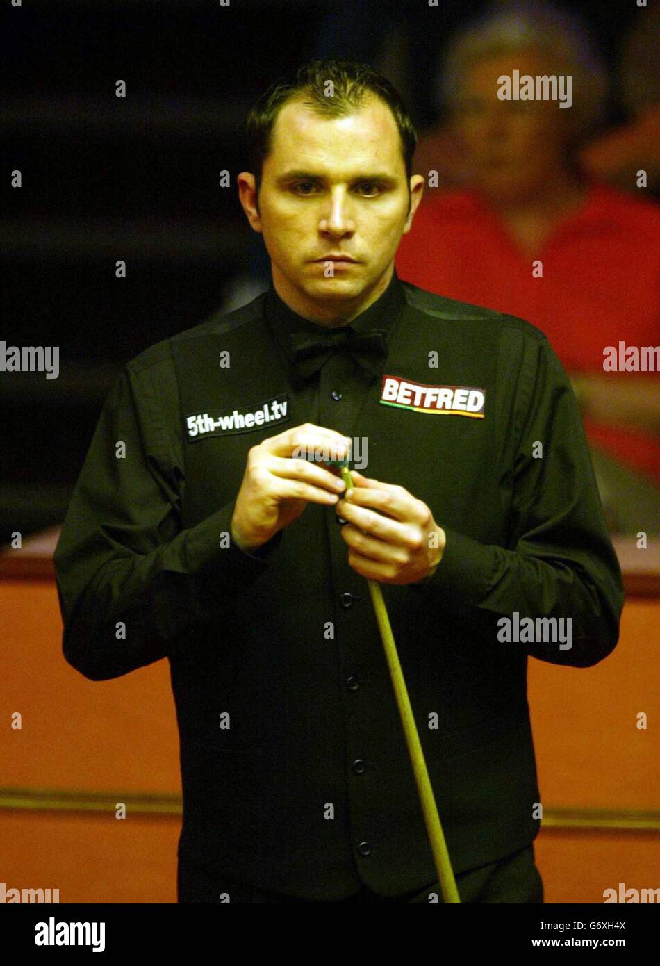 Joe Perry 2004 Embassy Snooker World Championship Stock Photo - Alamy